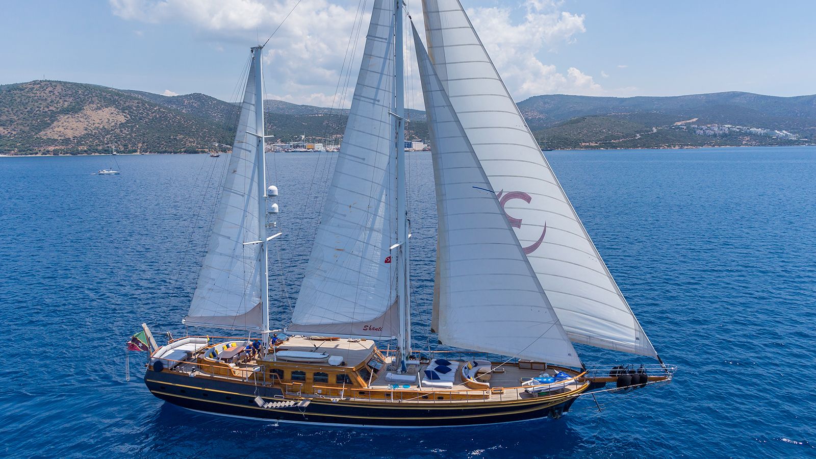 Sailing superyacht Shanti sold